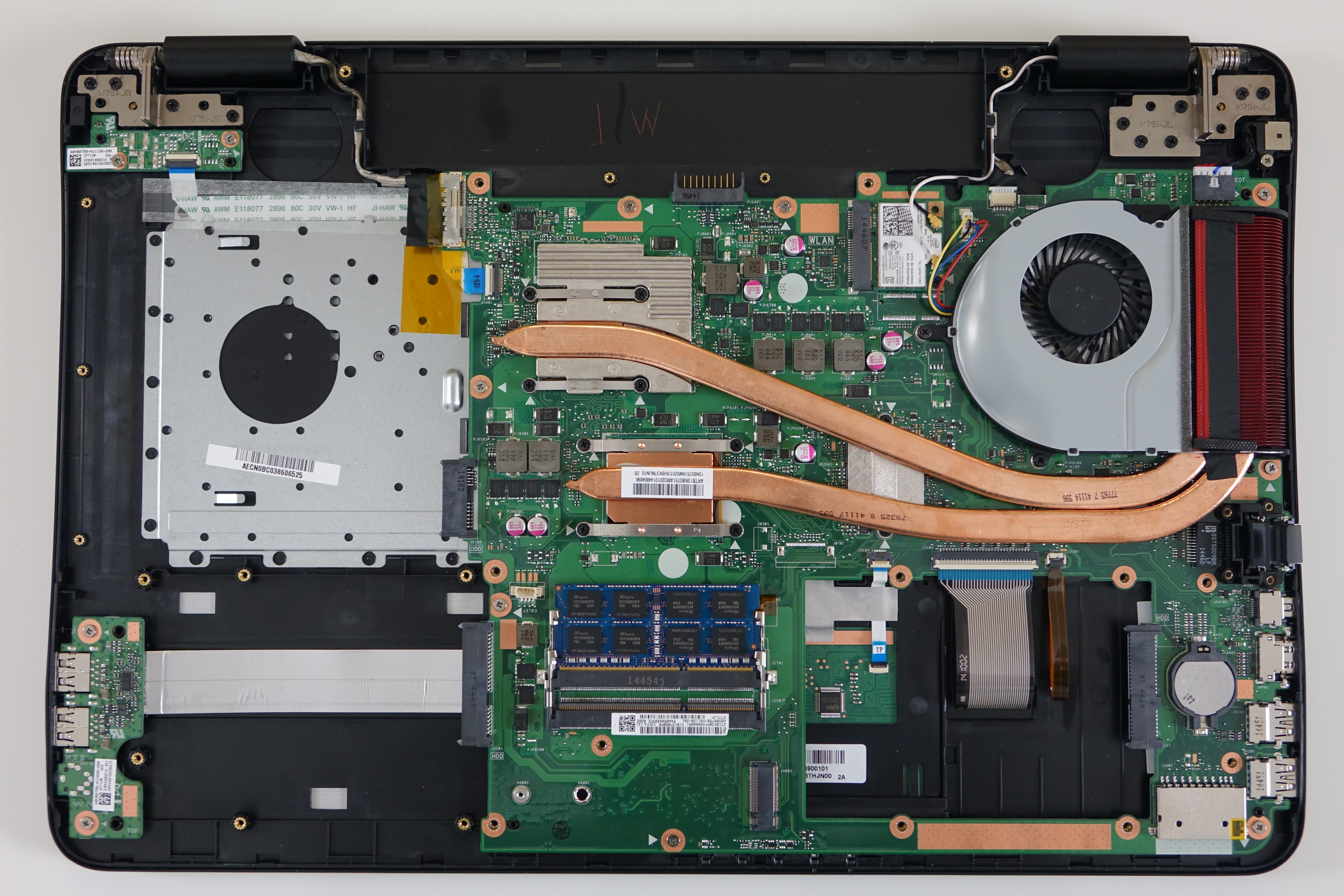 How the ASUS ROG G771 looks on the inside? Like a rebranded N751 ...