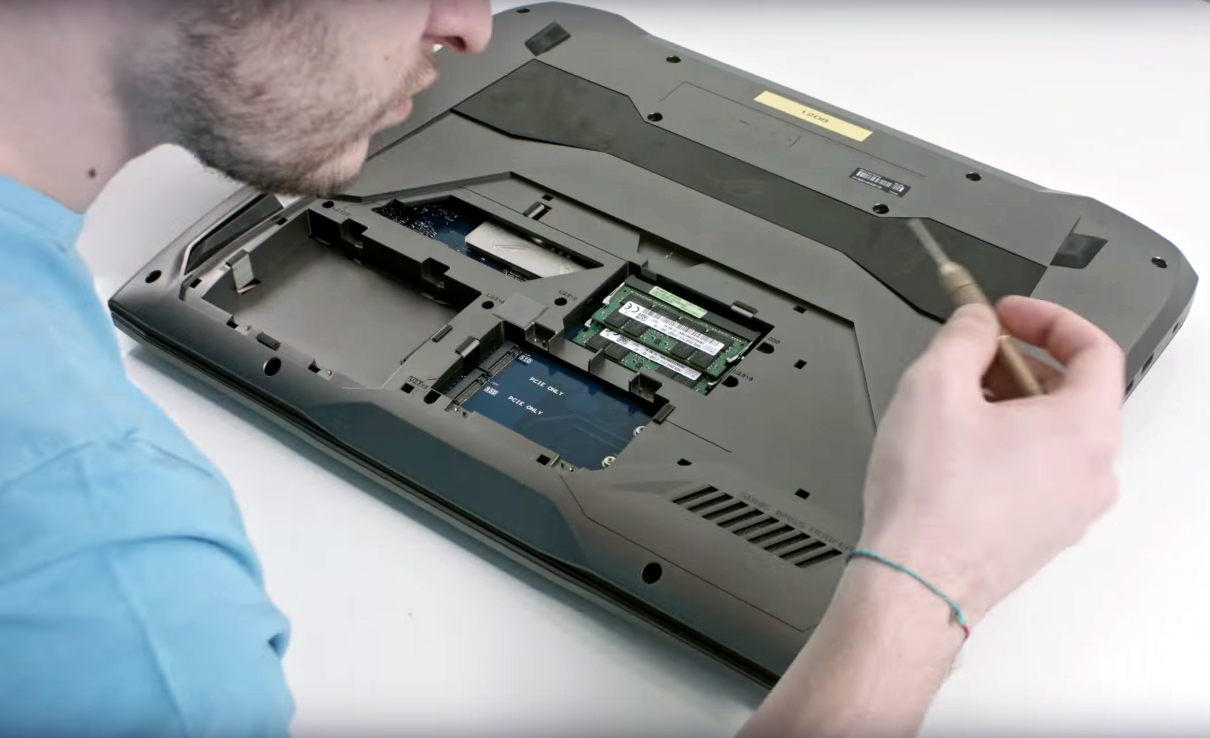Full teardown of the new ASUS ROG G752 (time-lapse video) | LaptopMedia.com
