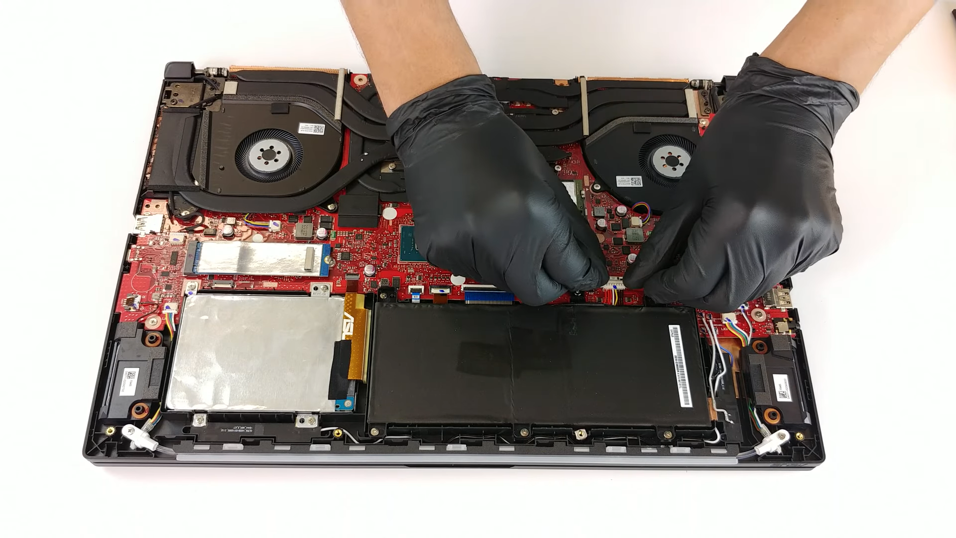 Inside ASUS ROG GL704 (SCAR II / HERO II) - disassembly and upgrade ...