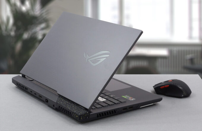 华硕ROG Strix G15 G513R（2022）评测--新的Ryzen CPU和更多的原始力量 | LaptopMedia 中国