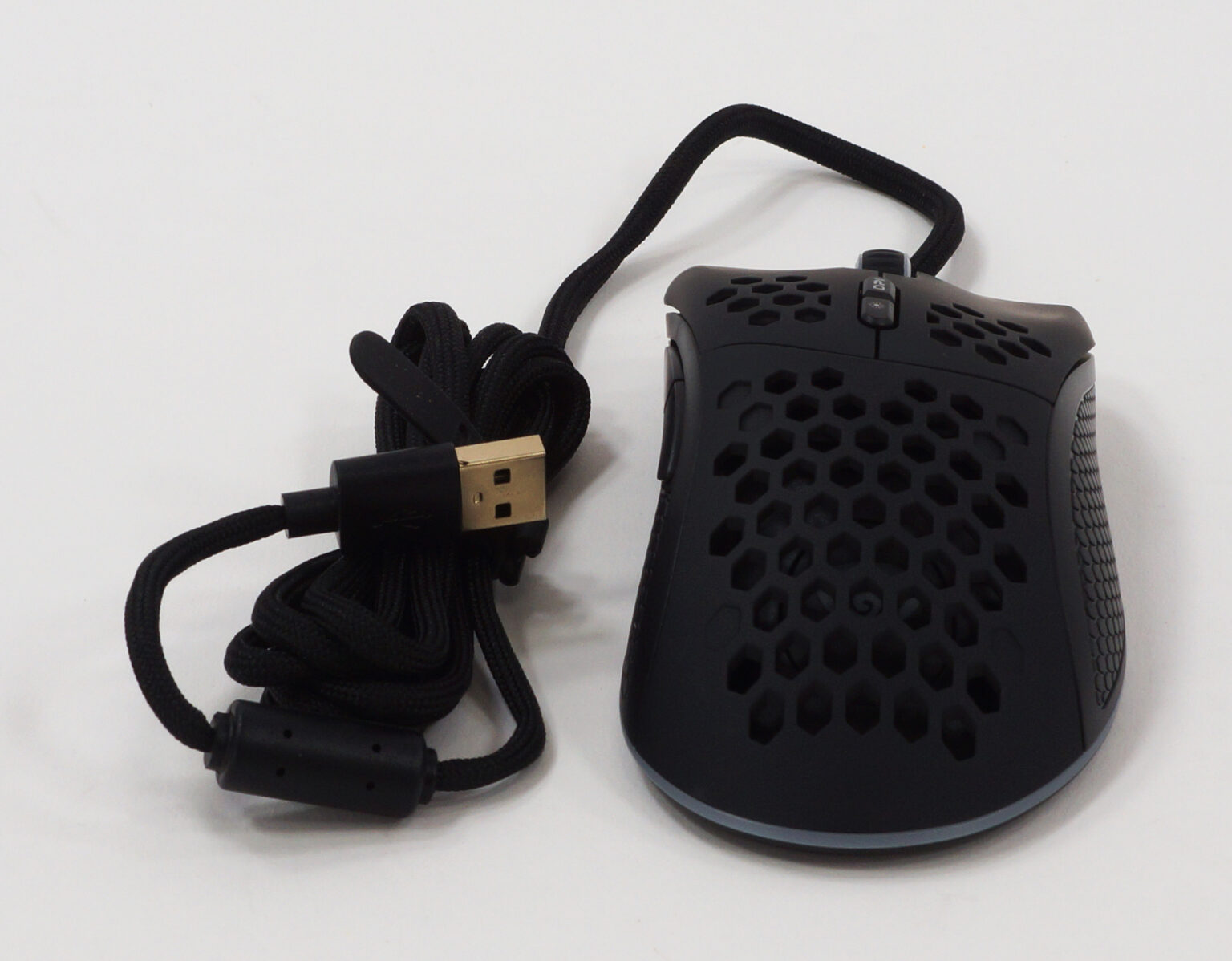 Genesis Krypton 555 review - light and well-built mouse | LaptopMedia.com