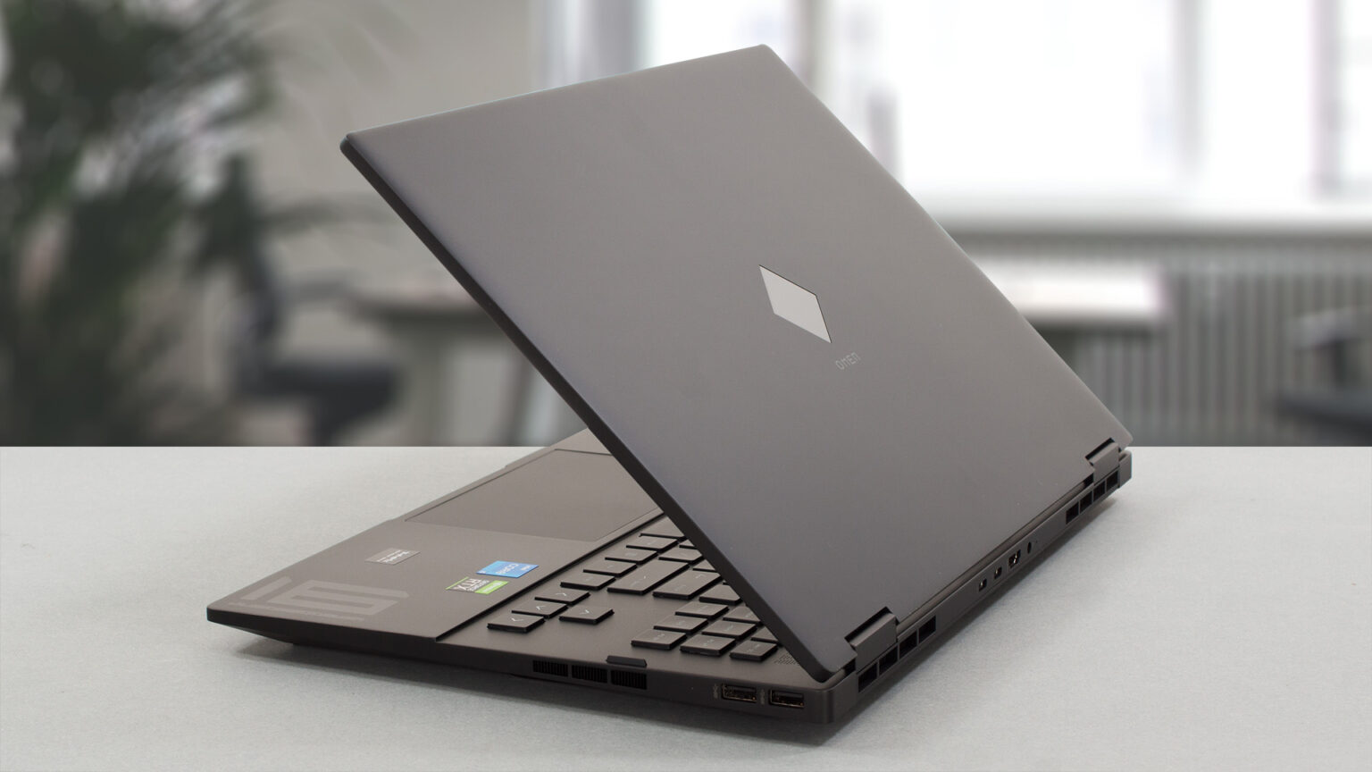 HP Omen 16 (16-k0000) - 前5个优点和缺点 | LaptopMedia 中国