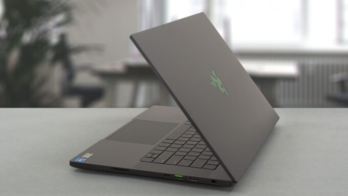 Razer Blade 15（2022年初）--前5个优点和缺点 | LaptopMedia 中国