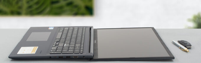 ASUS Vivobook 17 (X1702) review - large footprint but short battery ...