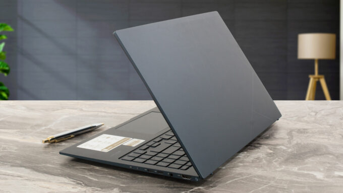 ASUS Zenbook 15 OLED (UM3504) review - has a stunning display and light ...