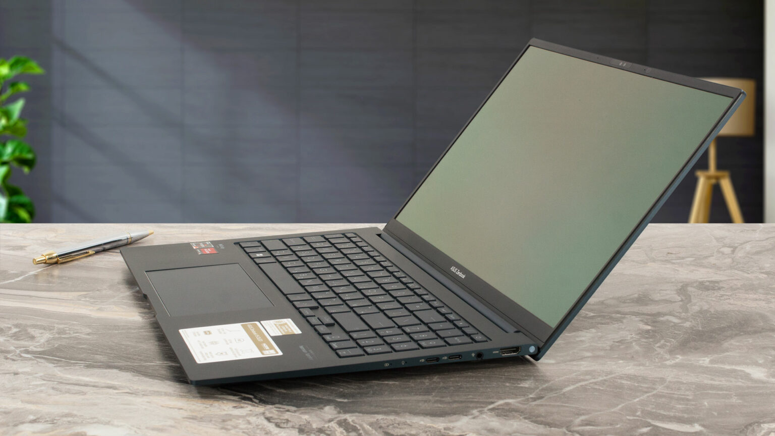 ASUS Zenbook 15 OLED (UM3504) review - has a stunning display and light ...