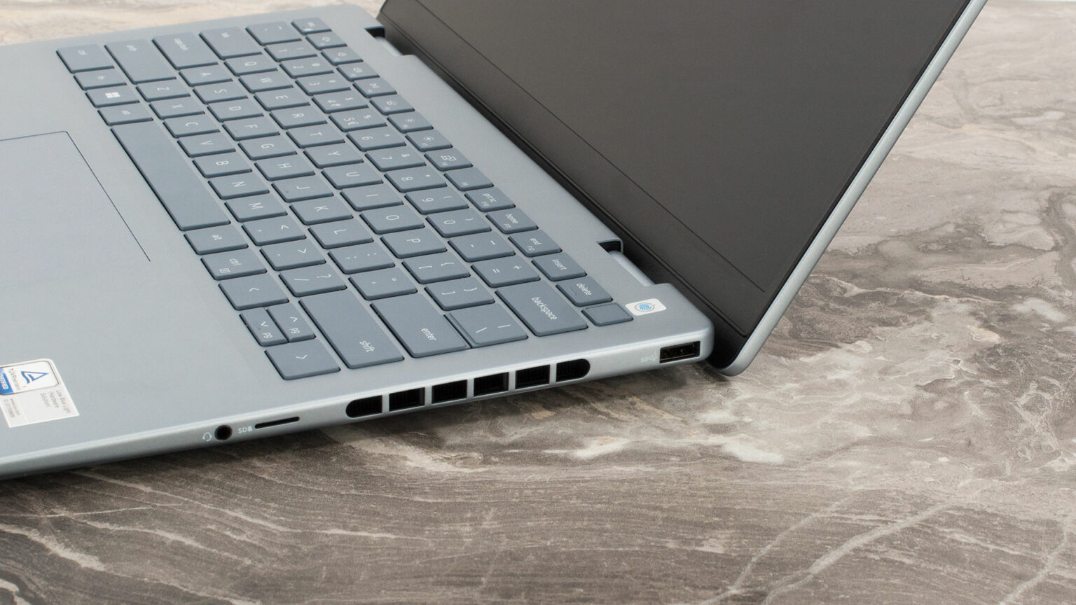 戴尔 Inspiron 14 Plus 7440 评测--功能全面的笔记本电脑 | LaptopMedia 中国