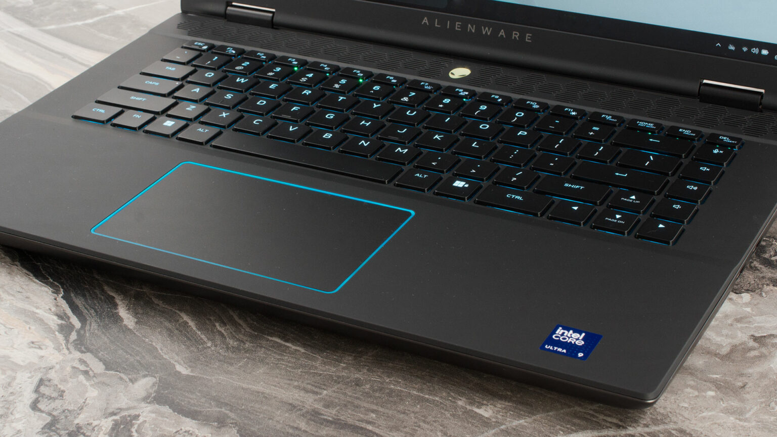 Alienware m16 R2 评测--在游戏和生产力之间取得平衡，但 CPU 无法满足高级用户的需求 | LaptopMedia 中国