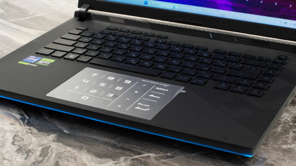 华硕 ROG Strix SCAR 16 G634 (2024) 评测--性能媲美 18 英寸笔记本电脑 | LaptopMedia 中国