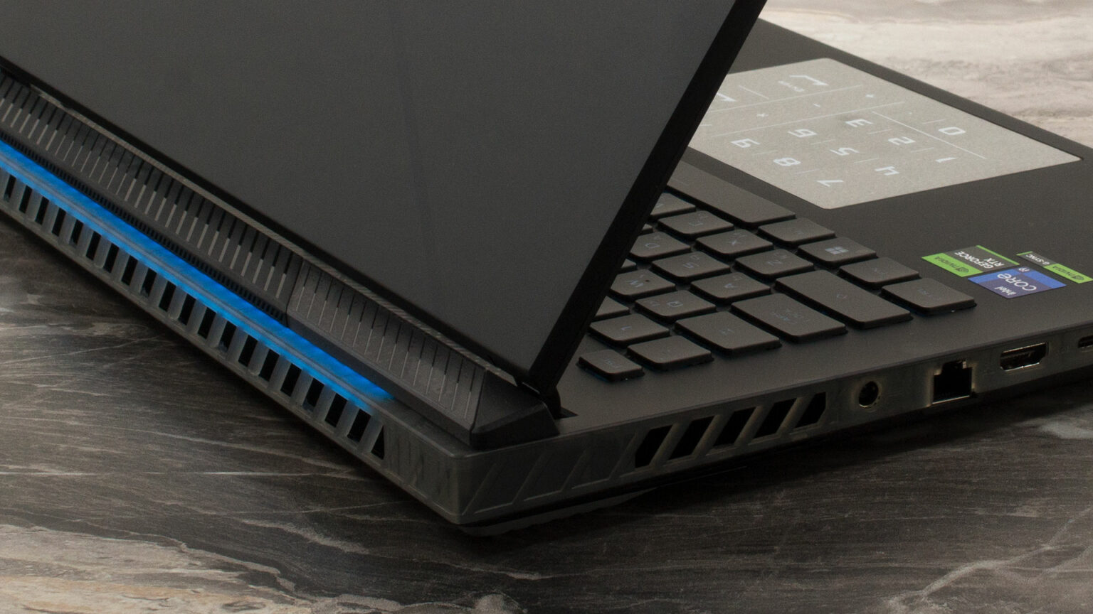 华硕 ROG Strix SCAR 16 G634 (2024) 评测--性能媲美 18 英寸笔记本电脑 | LaptopMedia 中国