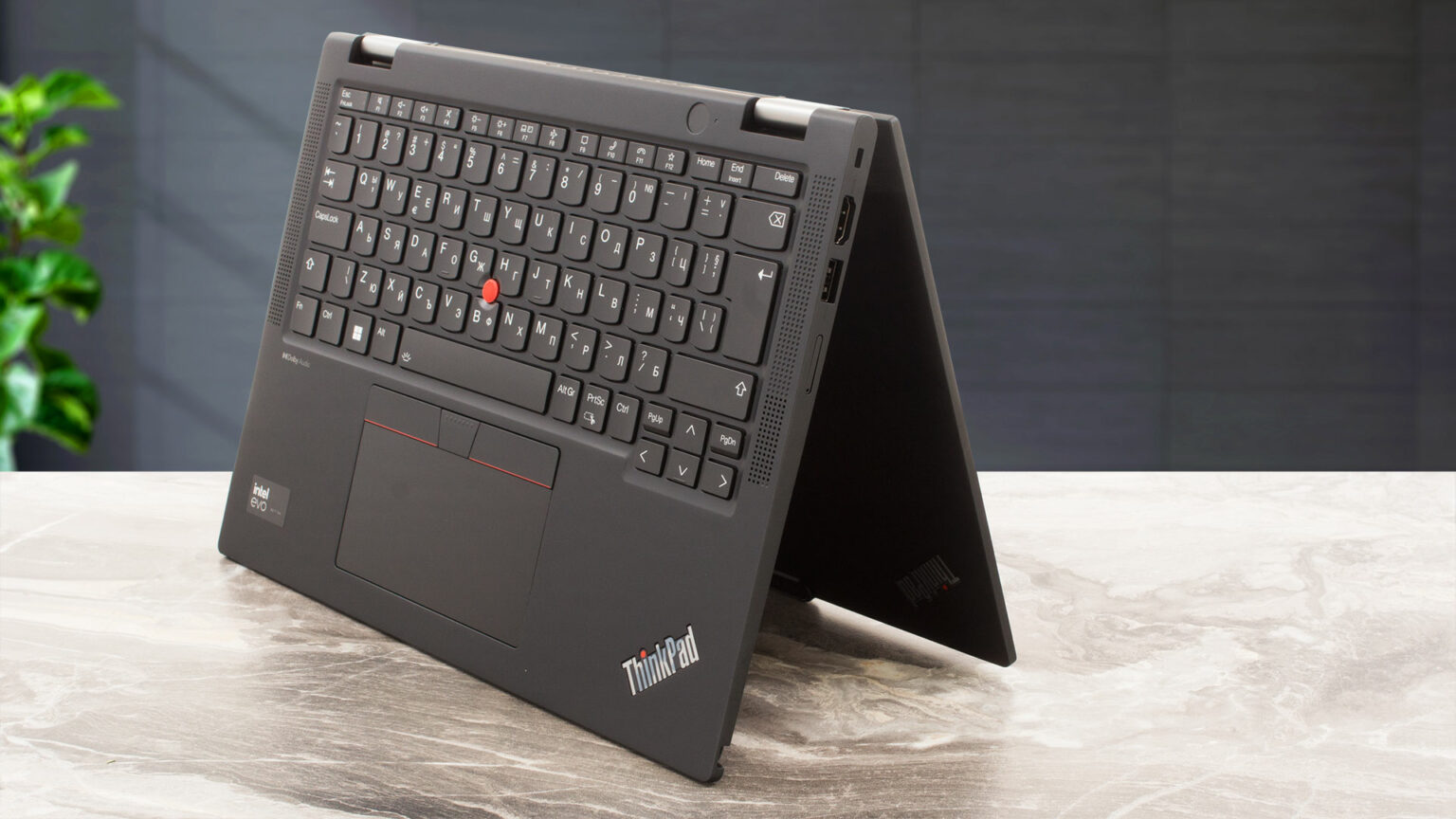 联想 ThinkPad X13 2 合 1 第 5 代评测--功能全面的轻型商用变形本 | LaptopMedia 中国