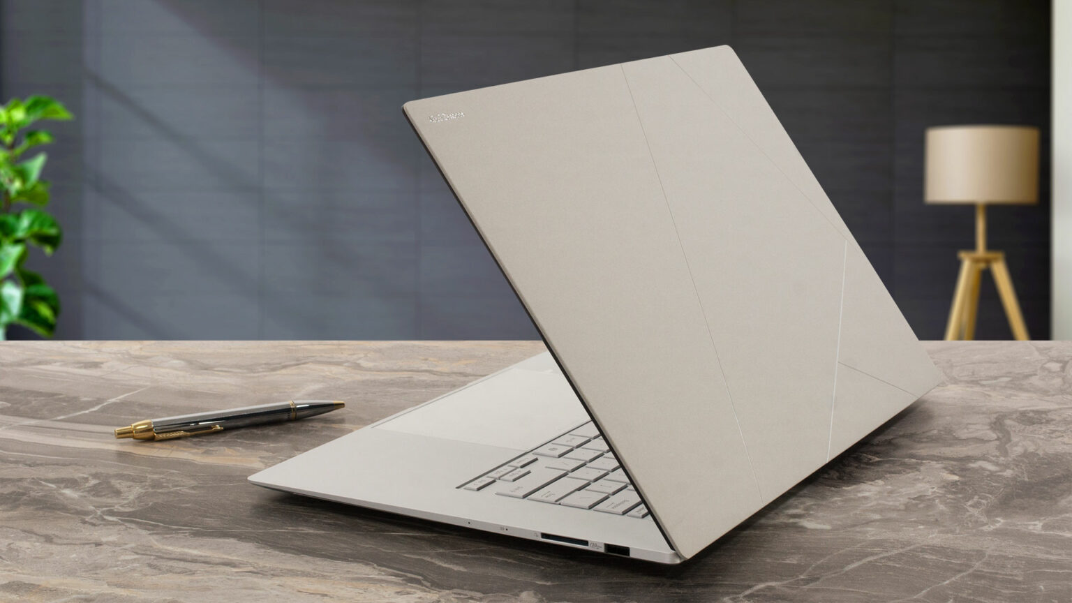 华硕 Zenbook S 16 (UM5606) 评测 - 高性能、高效率的超薄机身 | LaptopMedia 中国