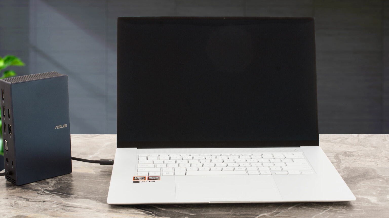 华硕 Zenbook S 16 (UM5606) 评测 - 高性能、高效率的超薄机身 | LaptopMedia 中国