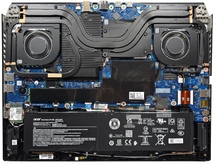 如何打开 Acer Predator Helios 16 (PH16-72) - 拆解和升级选项 | LaptopMedia 中国