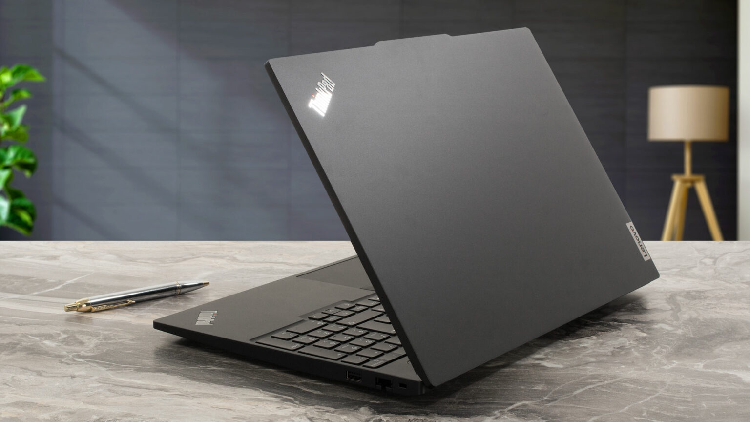 Critique du Lenovo ThinkPad E16 Gen 2 (Intel) - Un excellent rapport ...