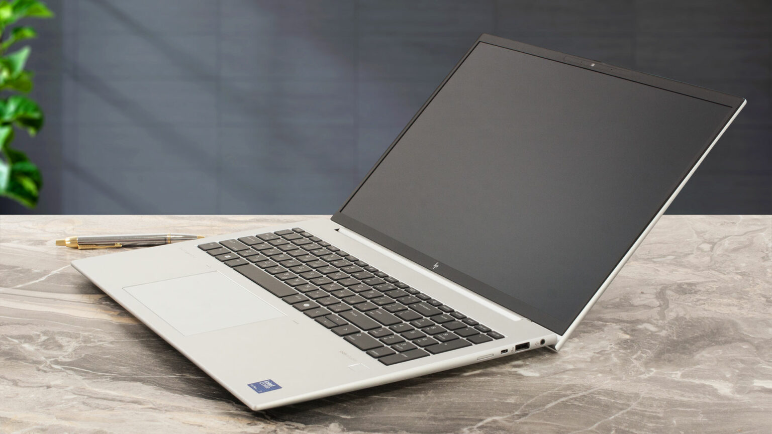 HP EliteBook 860 G11 review - The Ideal Office Workhorse? | LaptopMedia.com