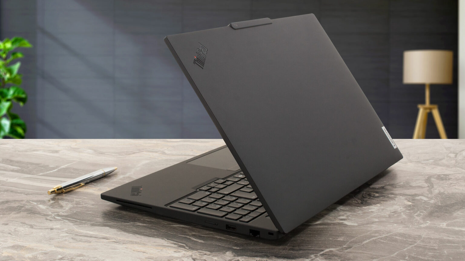 联想 ThinkPad T16 Gen 3 评测--性能快、显示效果好，但可能会发热 | LaptopMedia 中国