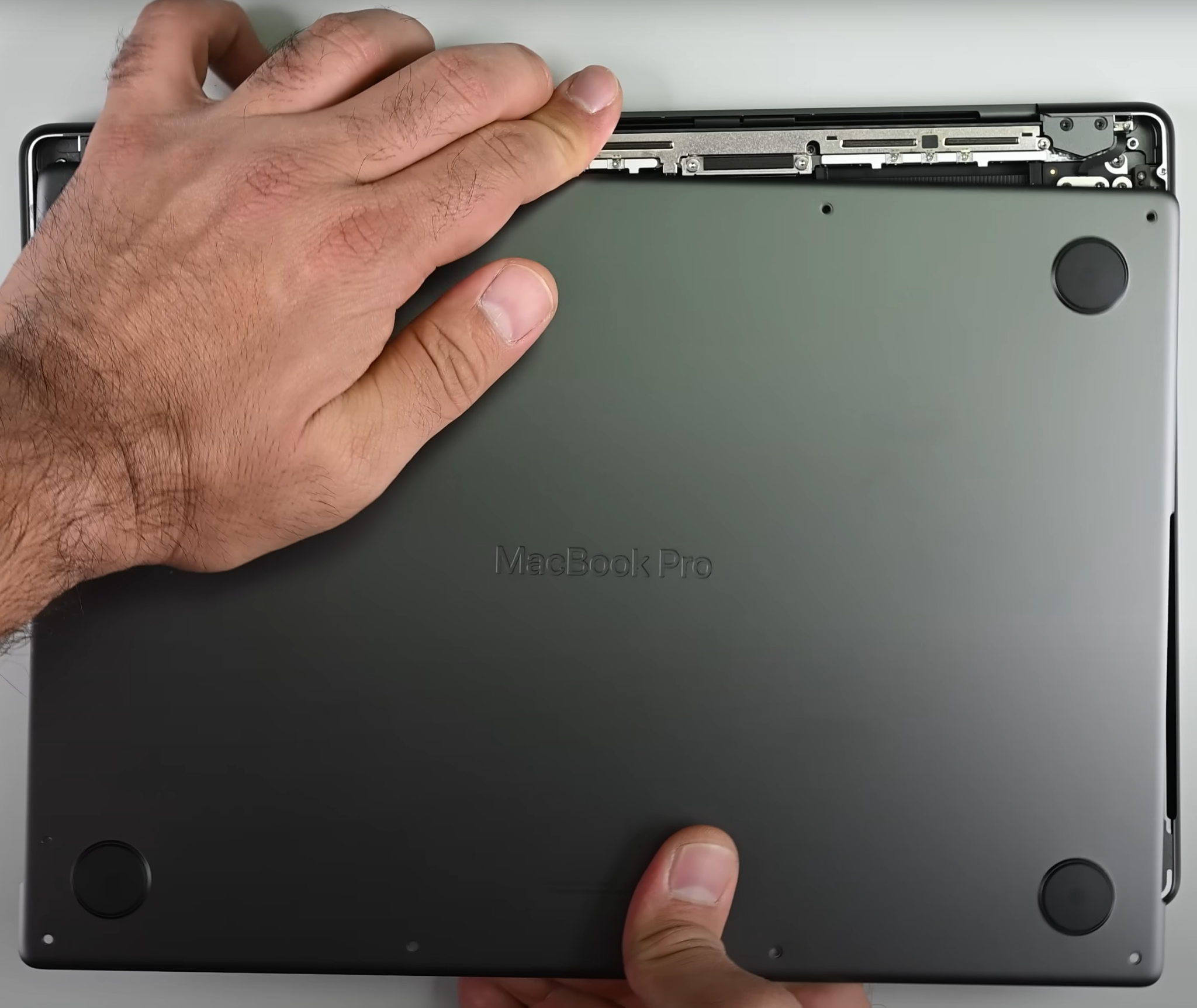 How to open Apple MacBook Pro 16 (M4 Pro / M4 Max) – disassembly and ...