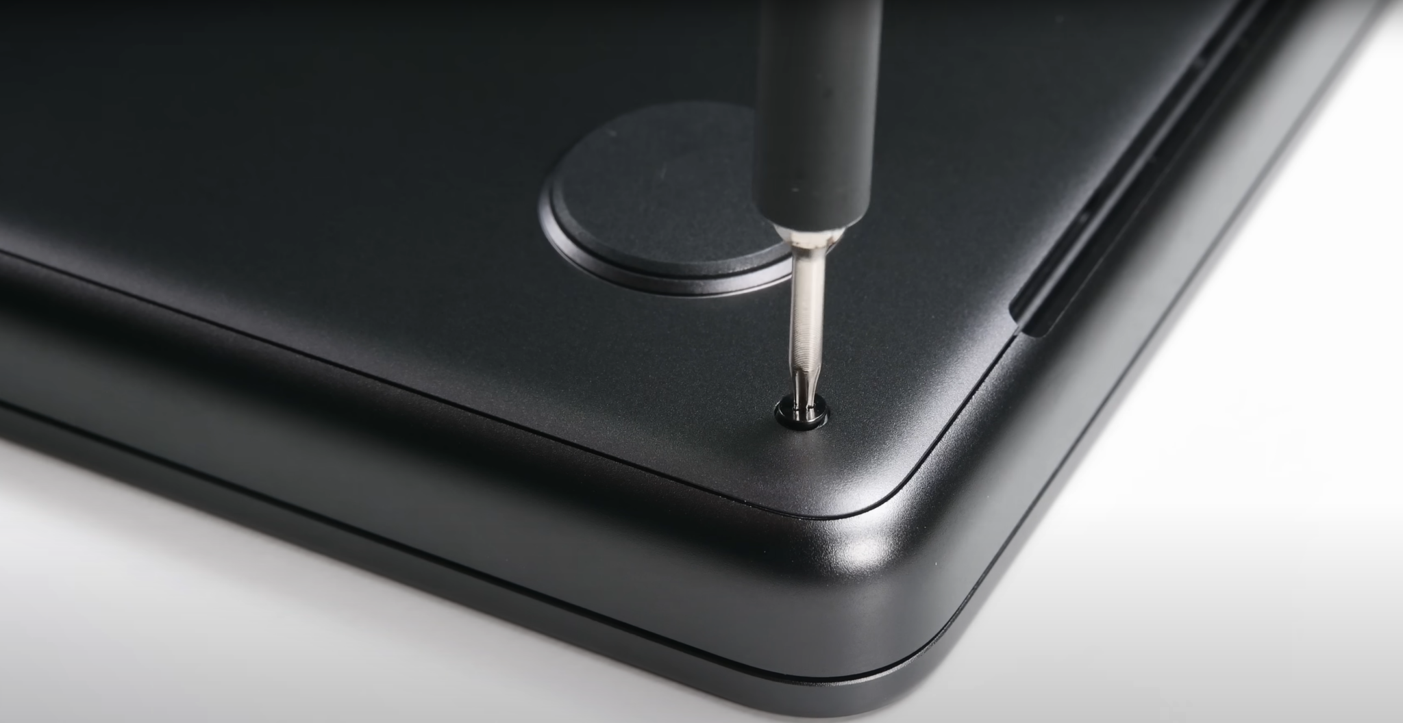 How to open Apple MacBook Pro 16 (M4 Pro / M4 Max) – disassembly and ...