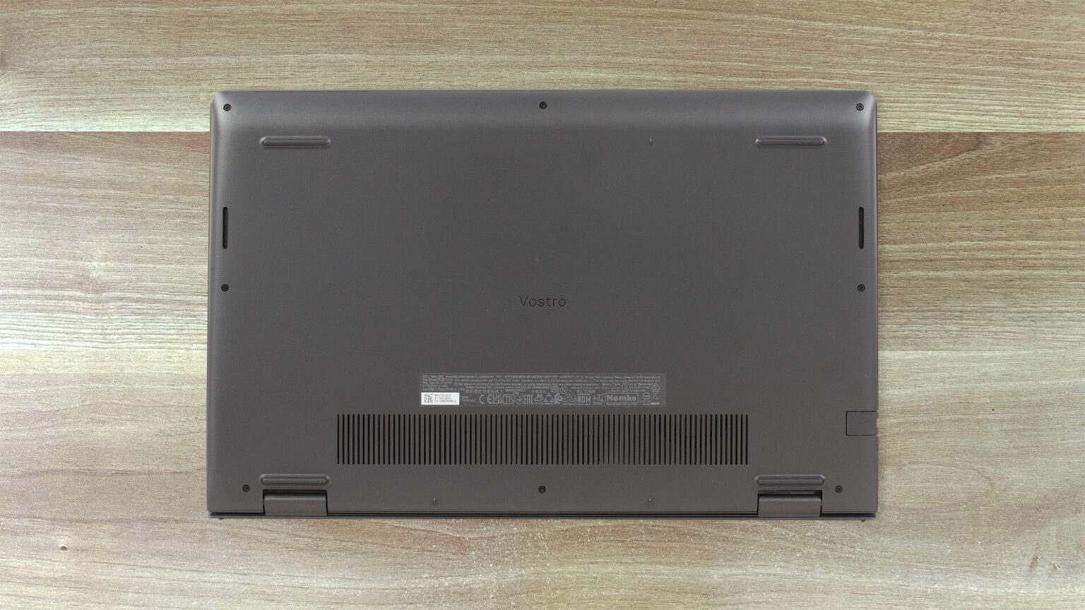 Dell Vostro 3520のレビュー - 手頃な価格で機能的、しかし賢く選ぼう | LaptopMedia 日本