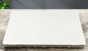 Dell Pro 14 Plus (PB14250) review - Is "Plus" the New Premium? Cracking ...