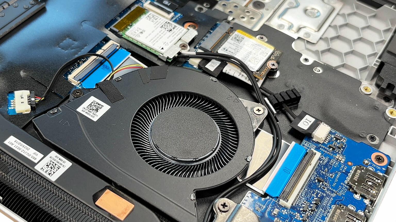 How to open Dell Pro 14 (PC14250) – disassembly and upgrade options | LaptopMedia.com